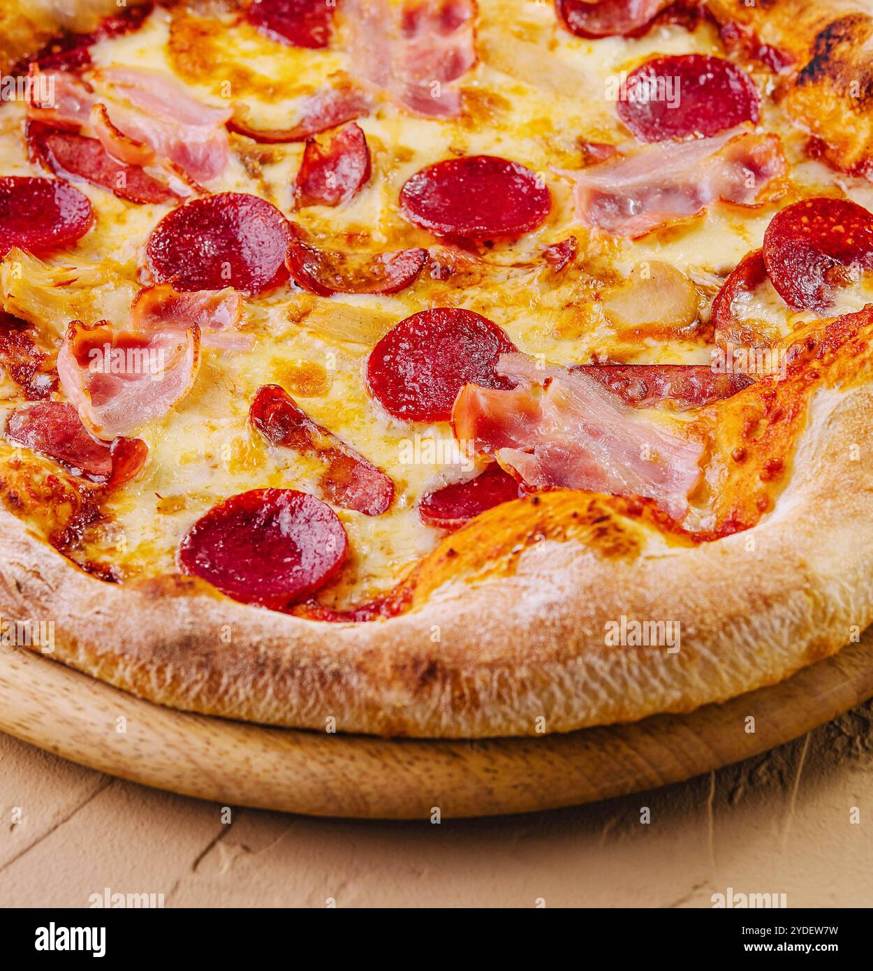 Round pepperoni pizza tomato hi-res stock photography and images - Alamy