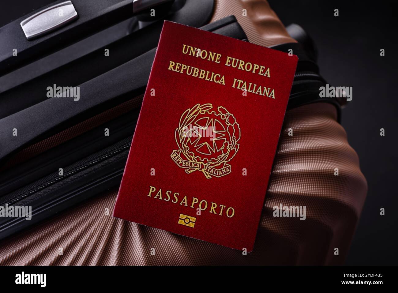 International passport of a citizen of Italy Stock Photo - Alamy
