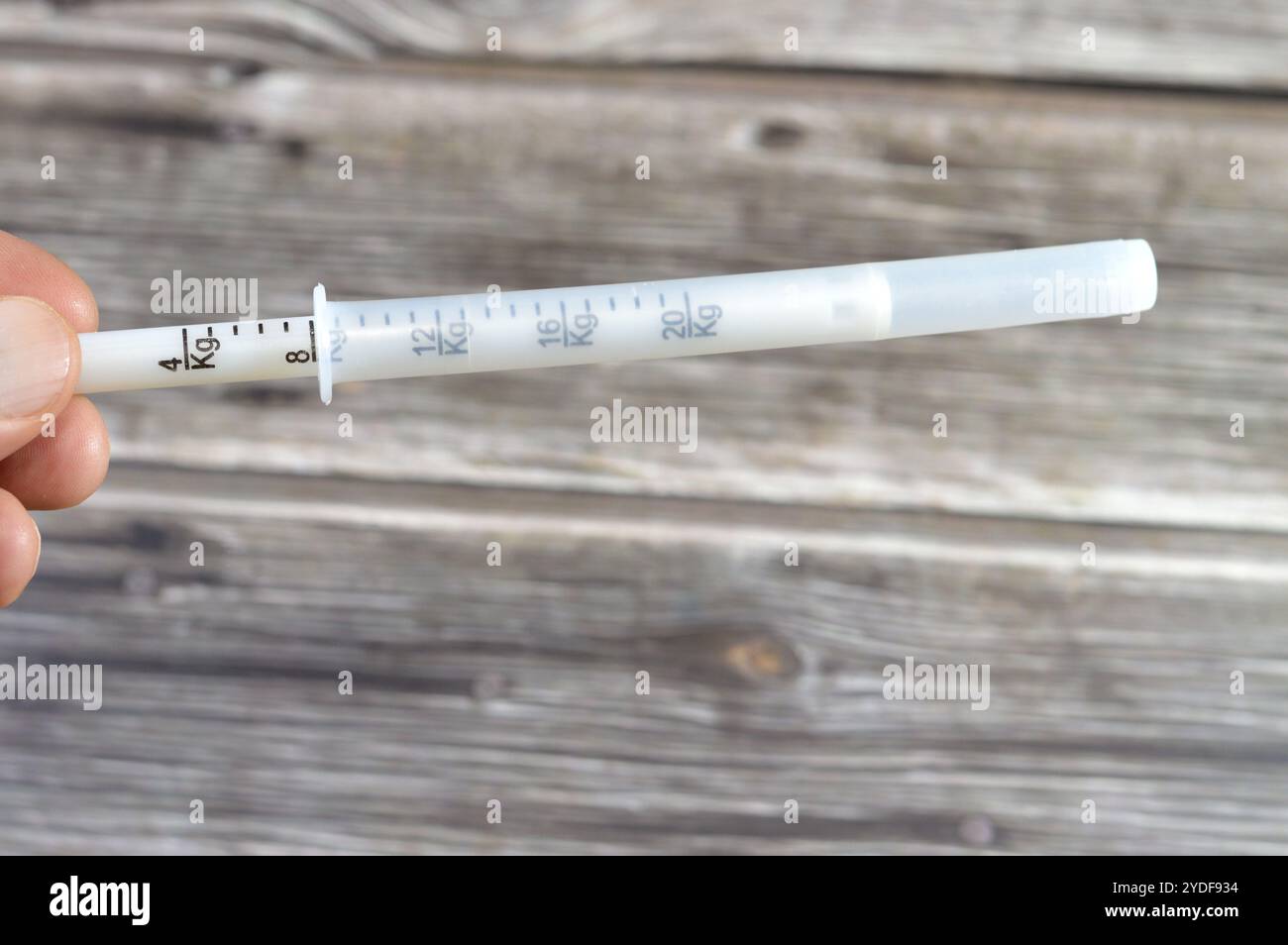 Graduated syringe in Kilograms KG for infants and children to calculate ...