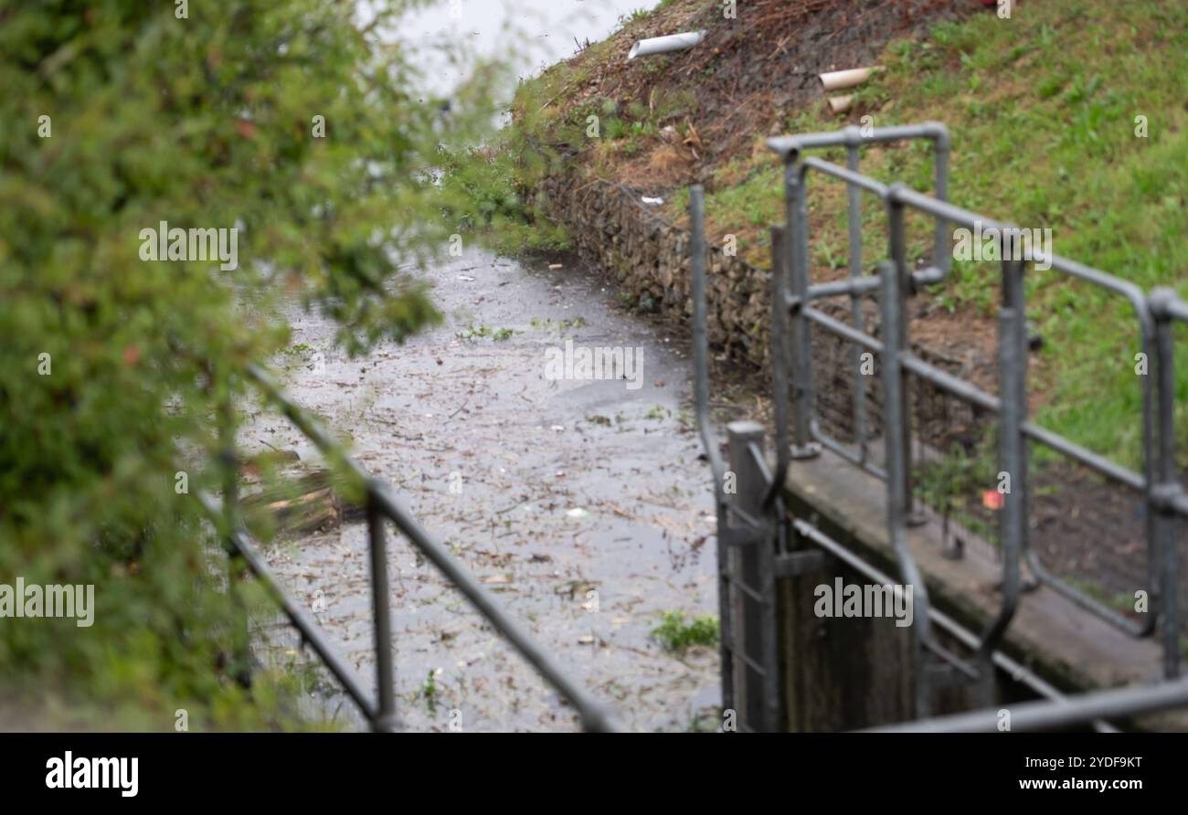 Datchet, Berkshire, UK. 6th September, 2024. A build up of sludge on ...