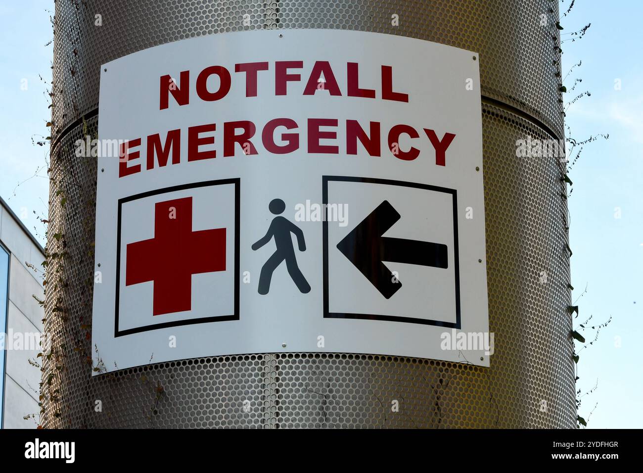 Notfall-Emergency, Wegweiser zur Einfahrt zum Universitaets ...