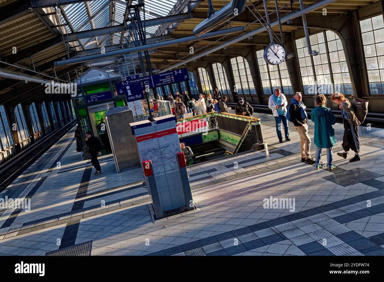 Ringbahnsteig S-Bahnhof Westkreuz 2024-10-24 Deutschland, Berlin ...