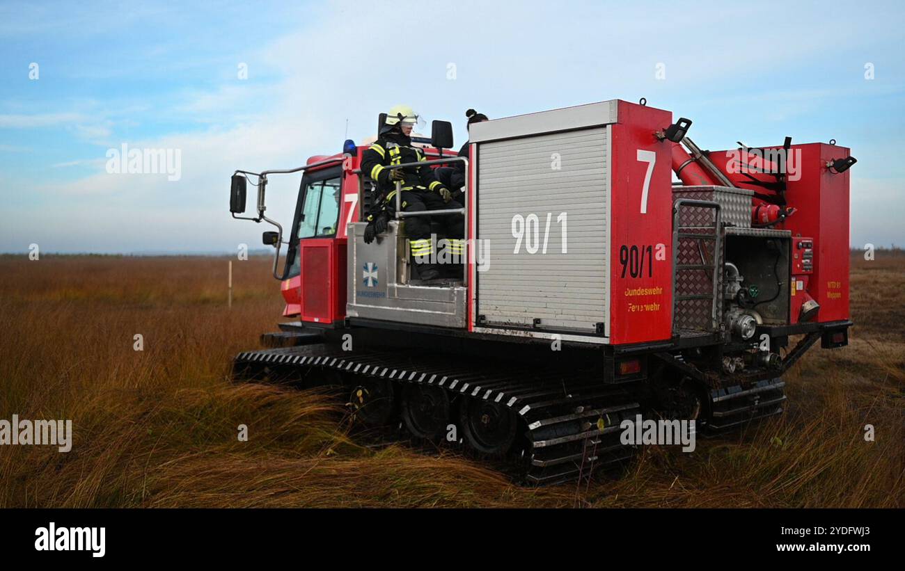 26 October 2024, Lower Saxony, Meppen: A Bundeswehr bog caterpillar ...
