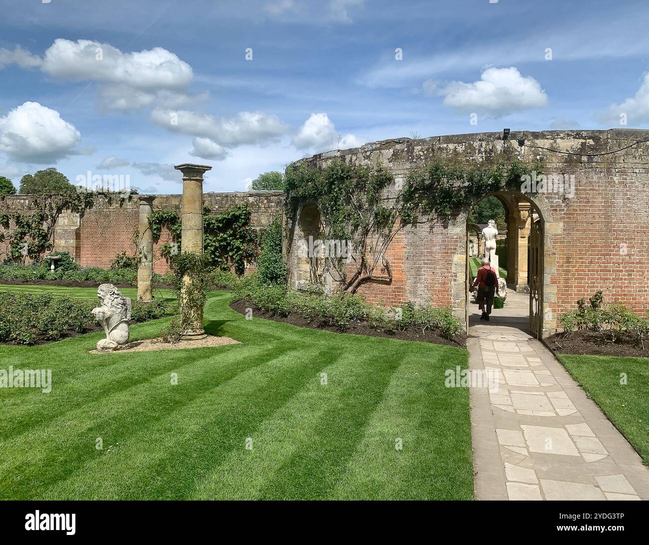 Hever, UK. 17th May, 2024. Hever Castle and the beautiful gardens in ...