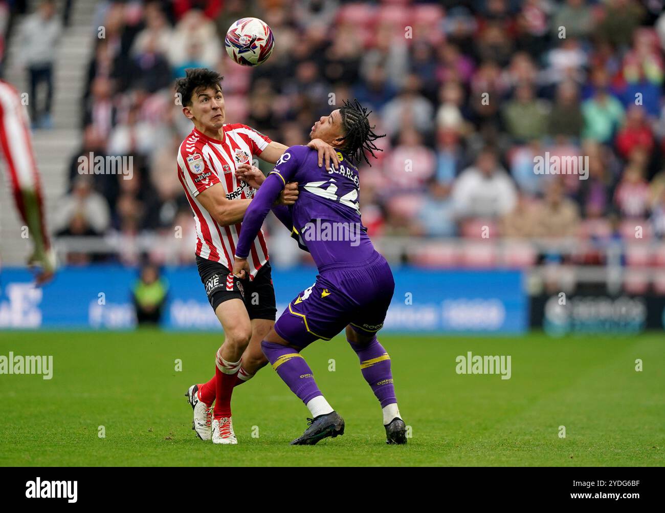 Sunderland's Luke O'Nien (left) and Oxford United's Dane Scarlett ...