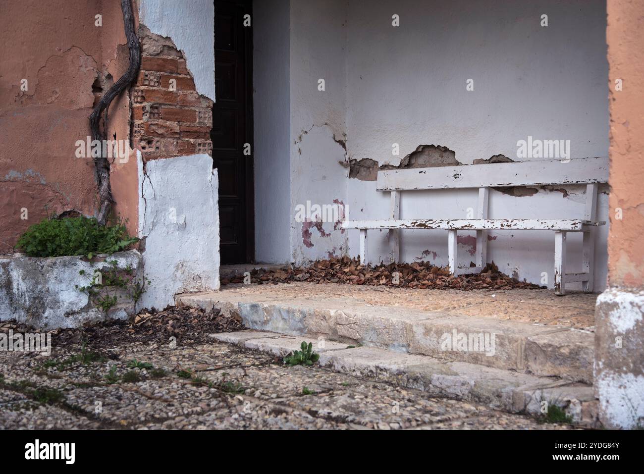Old house entrance bench hi-res stock photography and images - Alamy