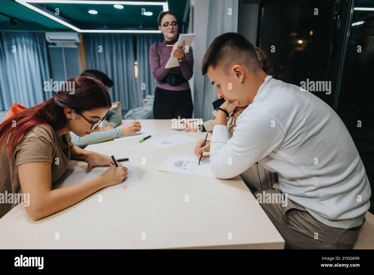 Group drawing lesson adults hi-res stock photography and images - Alamy