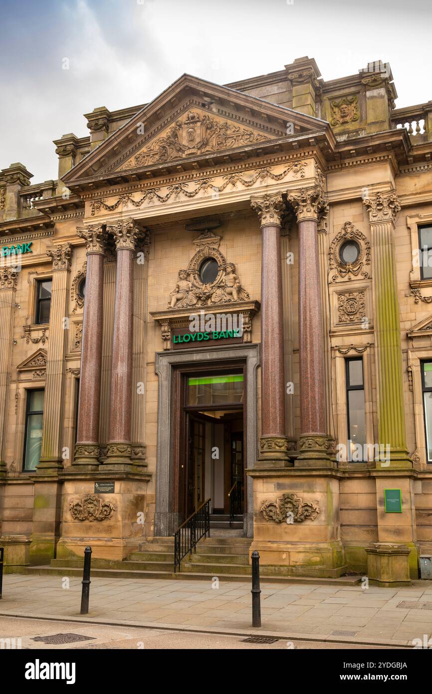 UK, England, Yorkshire, Halifax, Town Centre, Commercial Street, Lloyds ...