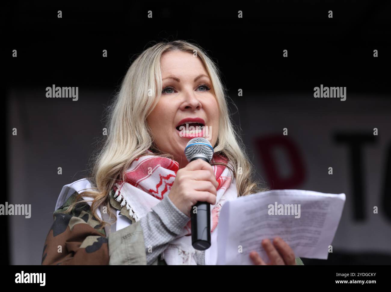 Stand up to racism tommy robinson hi-res stock photography and images ...