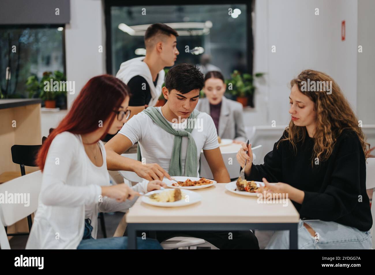 Diverse group of students eating lunch hi-res stock photography and ...