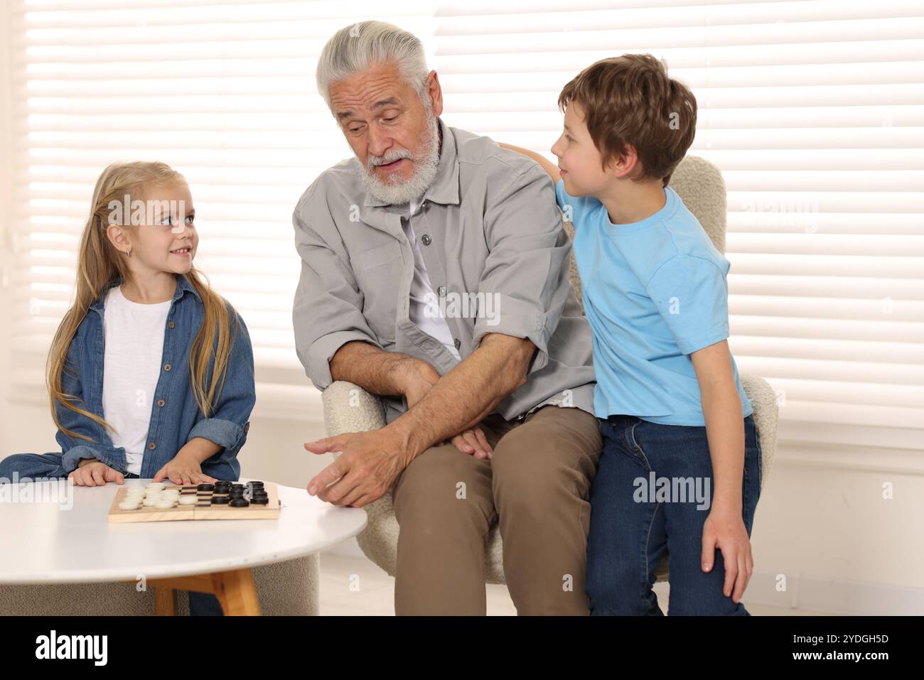 Grandpa grandkids playing checkers hi-res stock photography and images ...