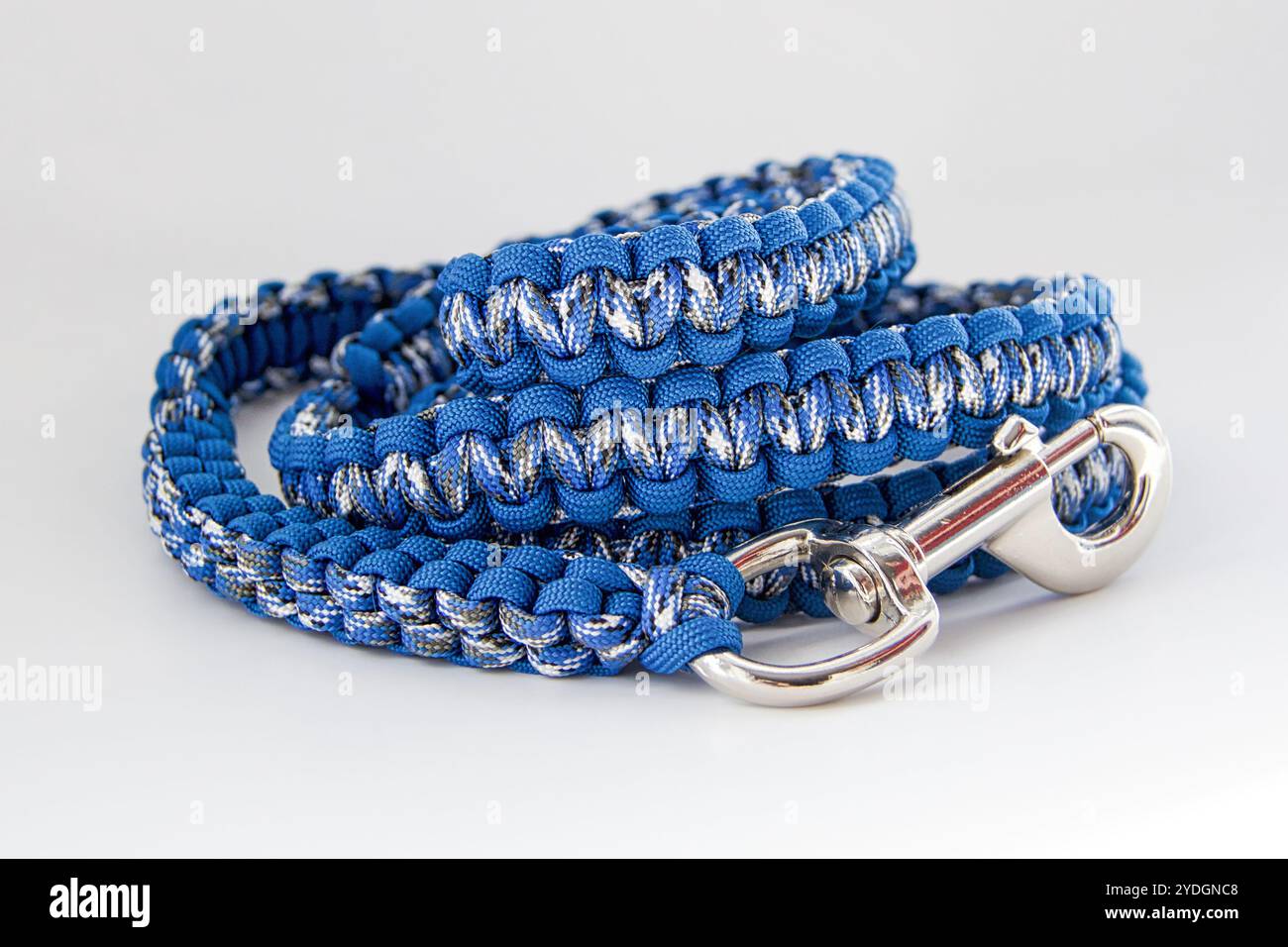 Blue and white paracord hi-res stock photography and images - Alamy