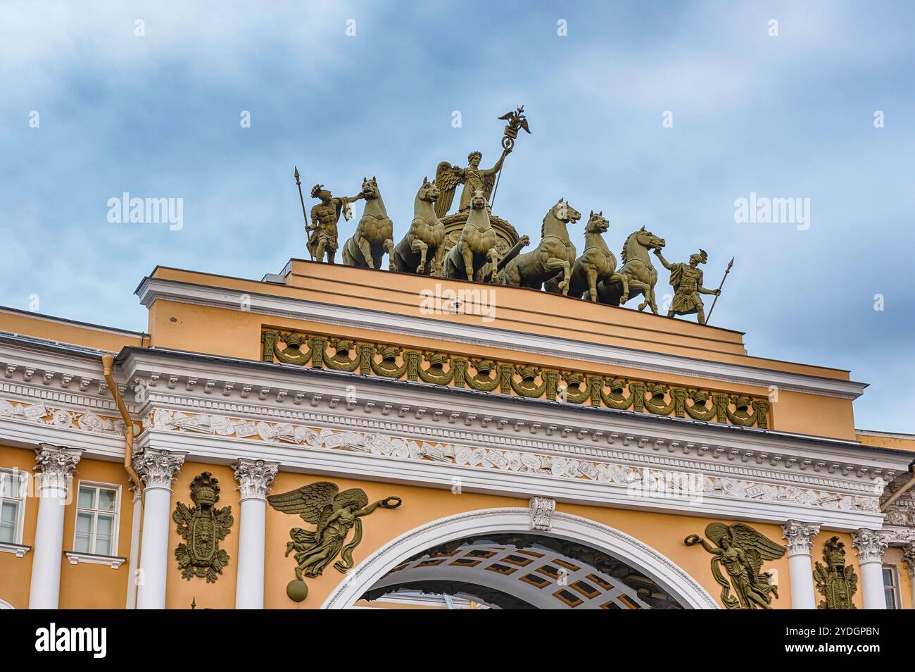 Facade of the iconic General Staff Building, scenic landmark in St ...