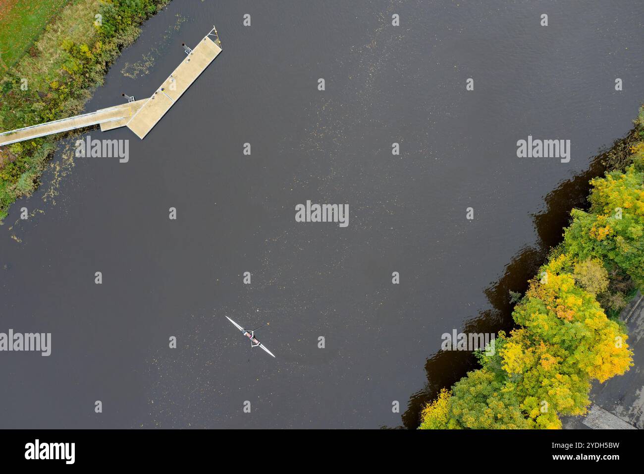 Man training on canoe in isolation on the River Clyde Stock Photo - Alamy