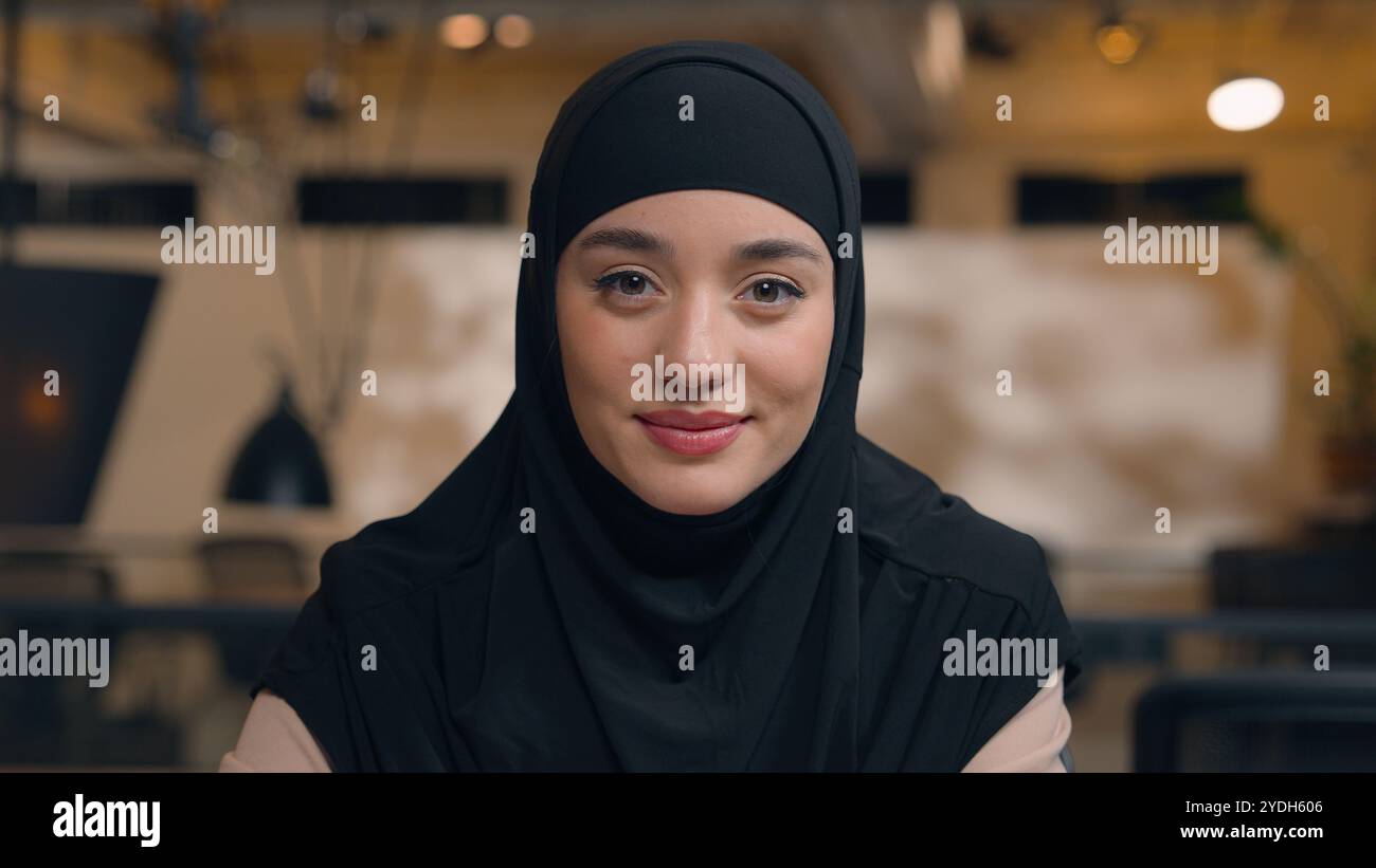Beautiful face arabic muslim hi-res stock photography and images - Alamy