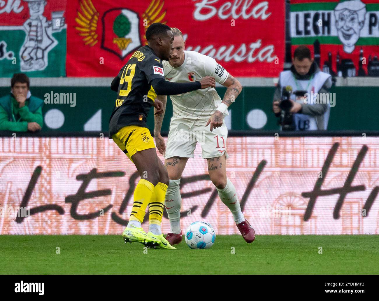 Kampf um den Ball / Zweikampf zwischen Jamie Bynoe-Gittens (Borussia Dortmund, #43) und Marius ...