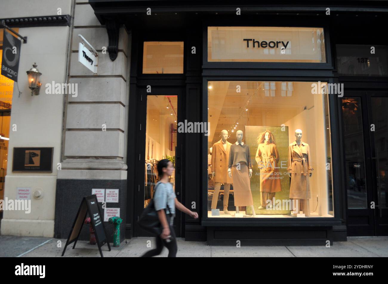 Theory shop new york hi-res stock photography and images - Alamy