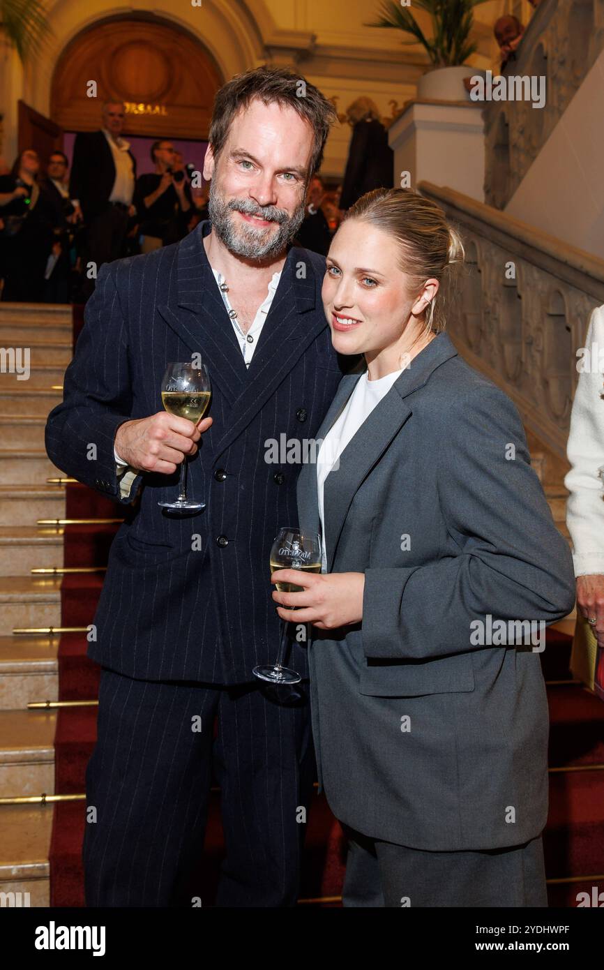 Award - Götz George Preis 2024 Wanja Mues und Sina Scheitler beim Götz ...