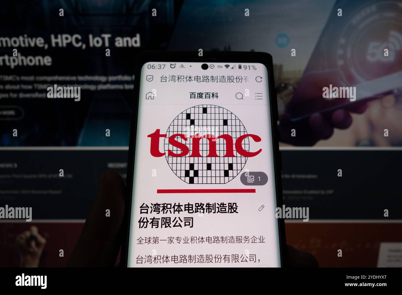 SHANGHAI, CHINA - OCTOBER 27, 2024 - A Huawei user browses the website and advisory information ...