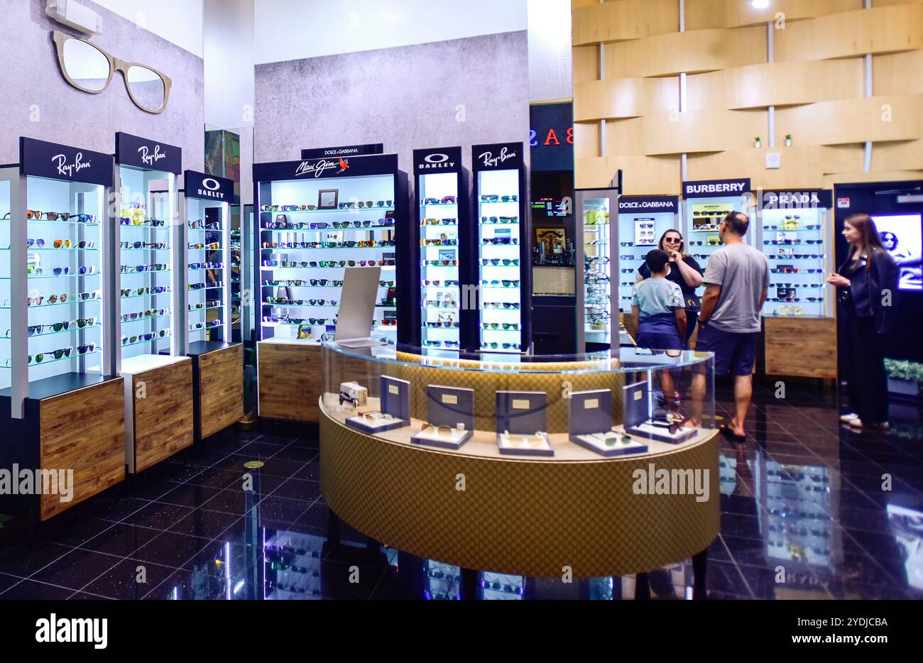 Retail store entrance hi-res stock photography and images - Alamy