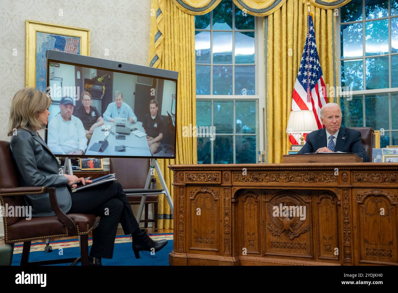 President Joe Biden talk with FEMA Administrato Deanne Criswell and ...