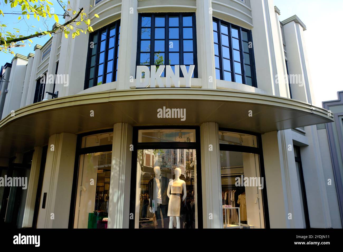 Dkny store sign hi-res stock photography and images - Alamy