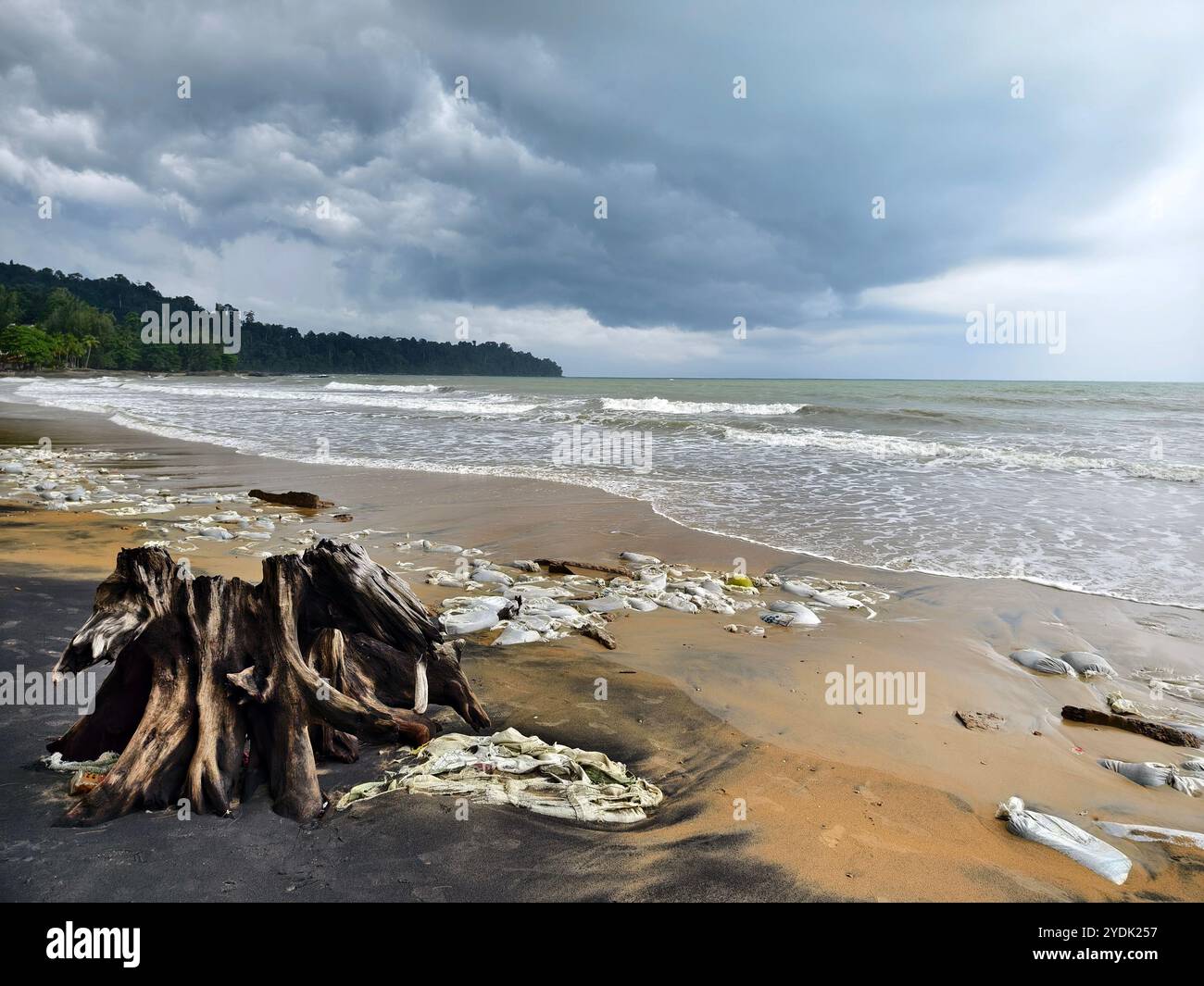Aerial plastic trash ocean hi-res stock photography and images - Alamy