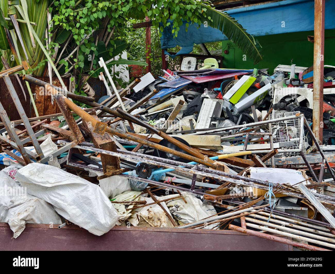 Pile of waste items hi-res stock photography and images - Alamy