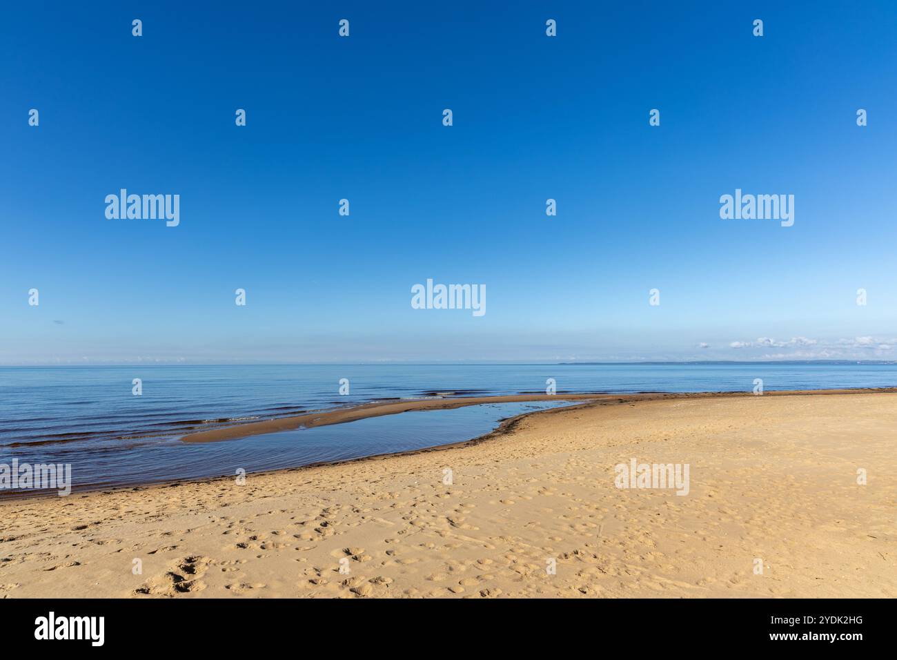 Empty beach sea sand hi-res stock photography and images - Alamy