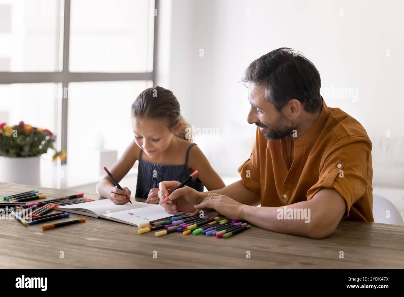 Happy dad and preschool daughter girl drawing doodles Stock Photo - Alamy