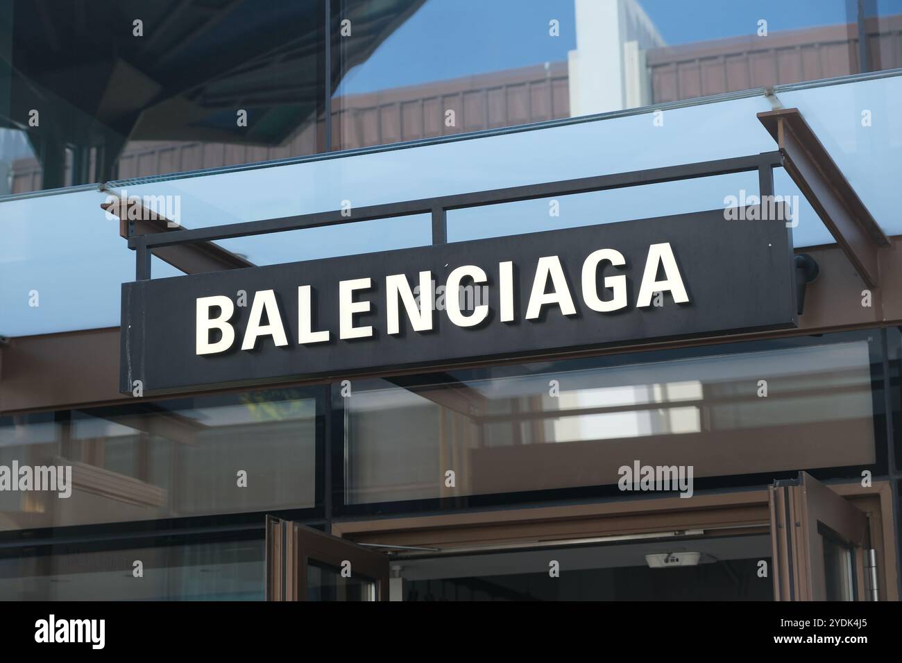Balenciaga logo hi-res stock photography and images - Alamy