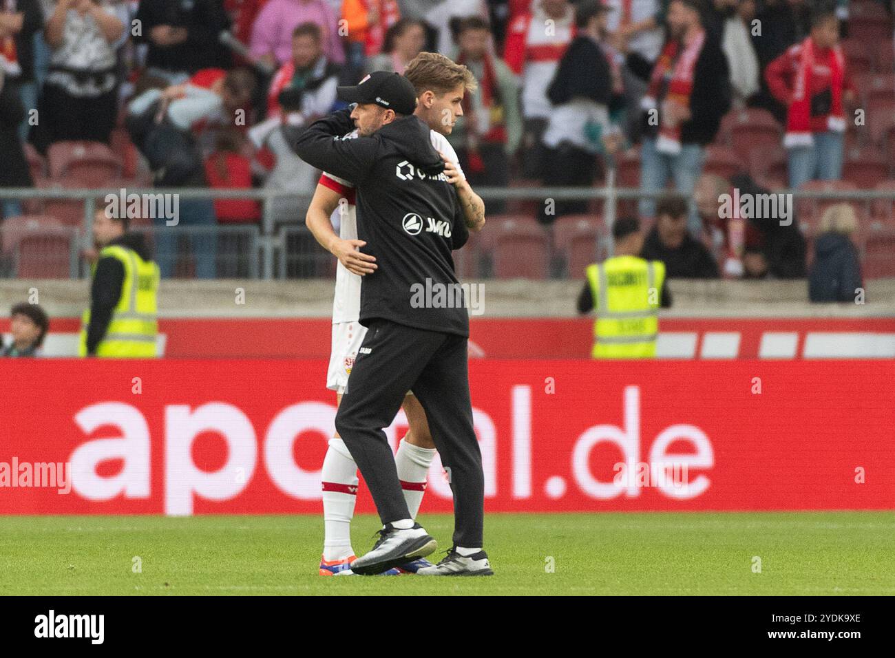 v.li. Ramon Hendriks (VfB Stuttgart, #03), Sebastian Hoeness, Trainer ...