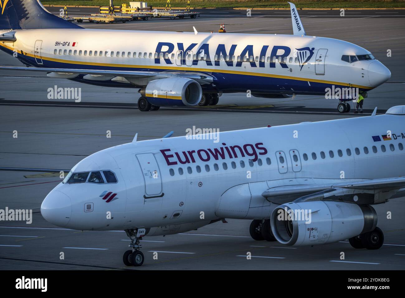Eurowings Airbus A319 after landing on the way to Terminal 1, C-Gates ...