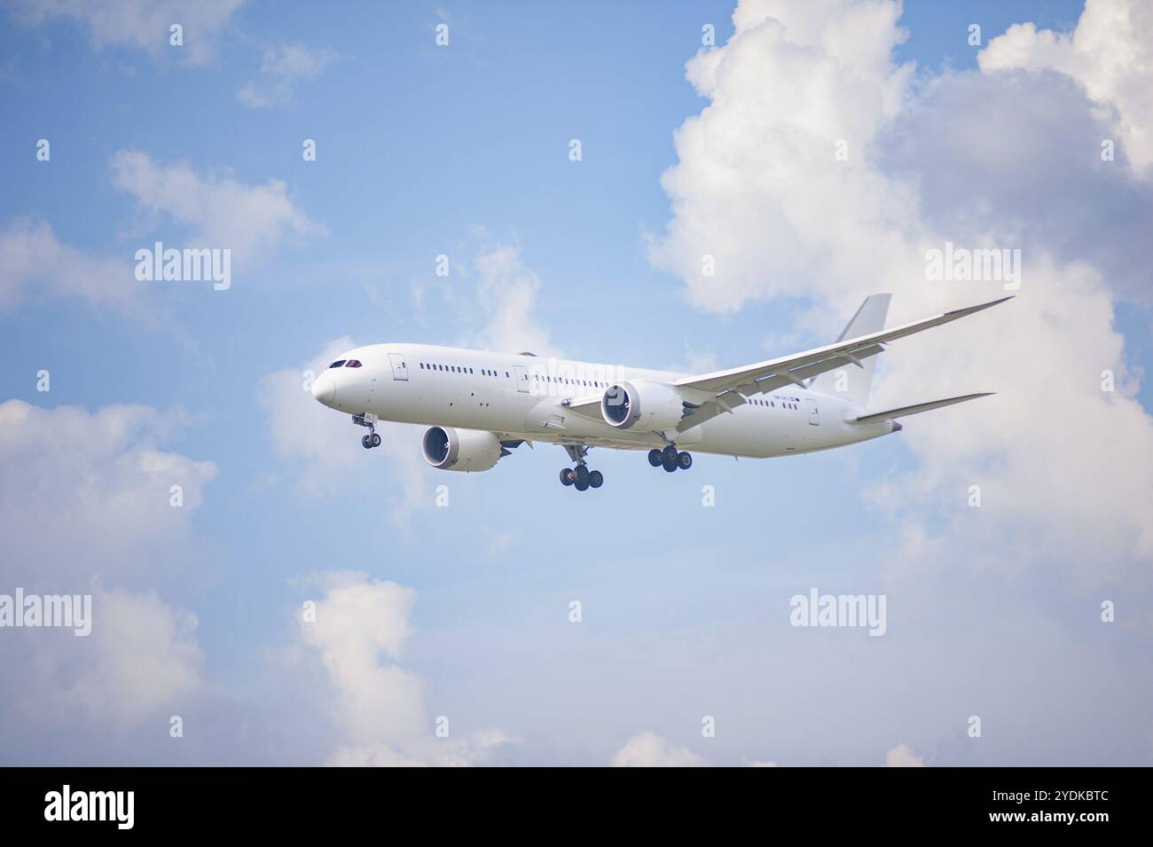 Approaching boeing 787 dreamliner hi-res stock photography and images ...