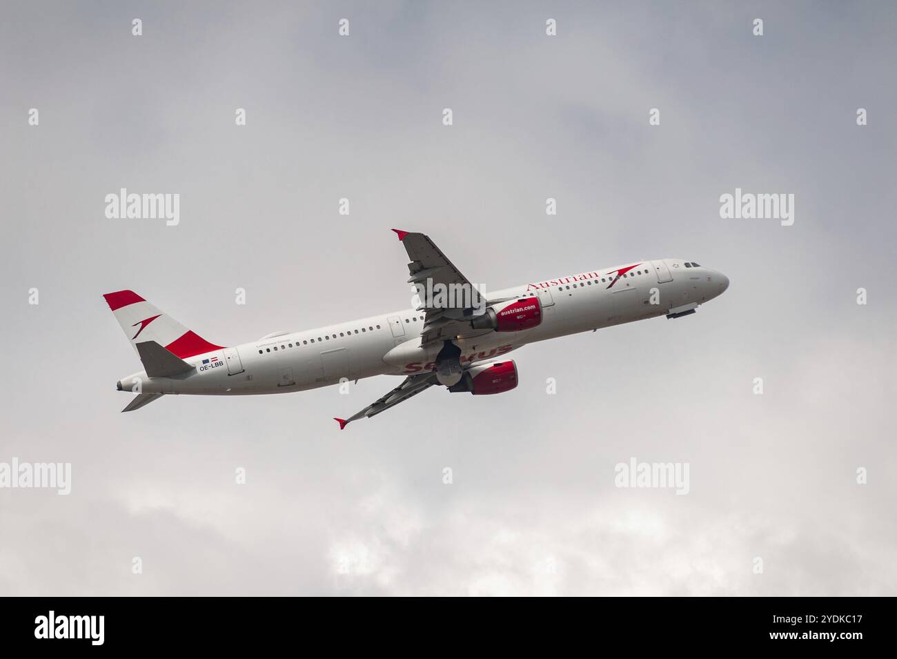 30/08/2022, Berlin, Germany, Europe, An Austrian Airlines Airbus A321 ...