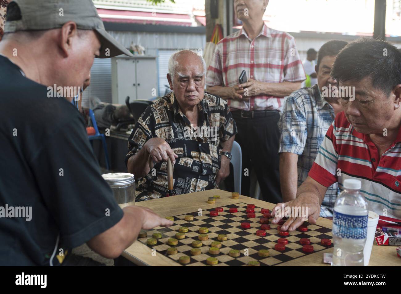 19.11.2017, Singapore, Republic of Singapore, Asia, Elderly men watch a ...