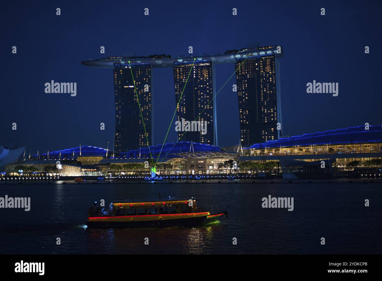 21.12.2017, Singapore, Republic of Singapore, Asia, The nightly laser show at the Marina Bay ...
