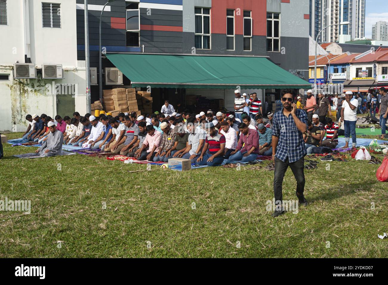 02.06.2019, Singapore, Republic of Singapore, Asia, Muslim men pray on ...