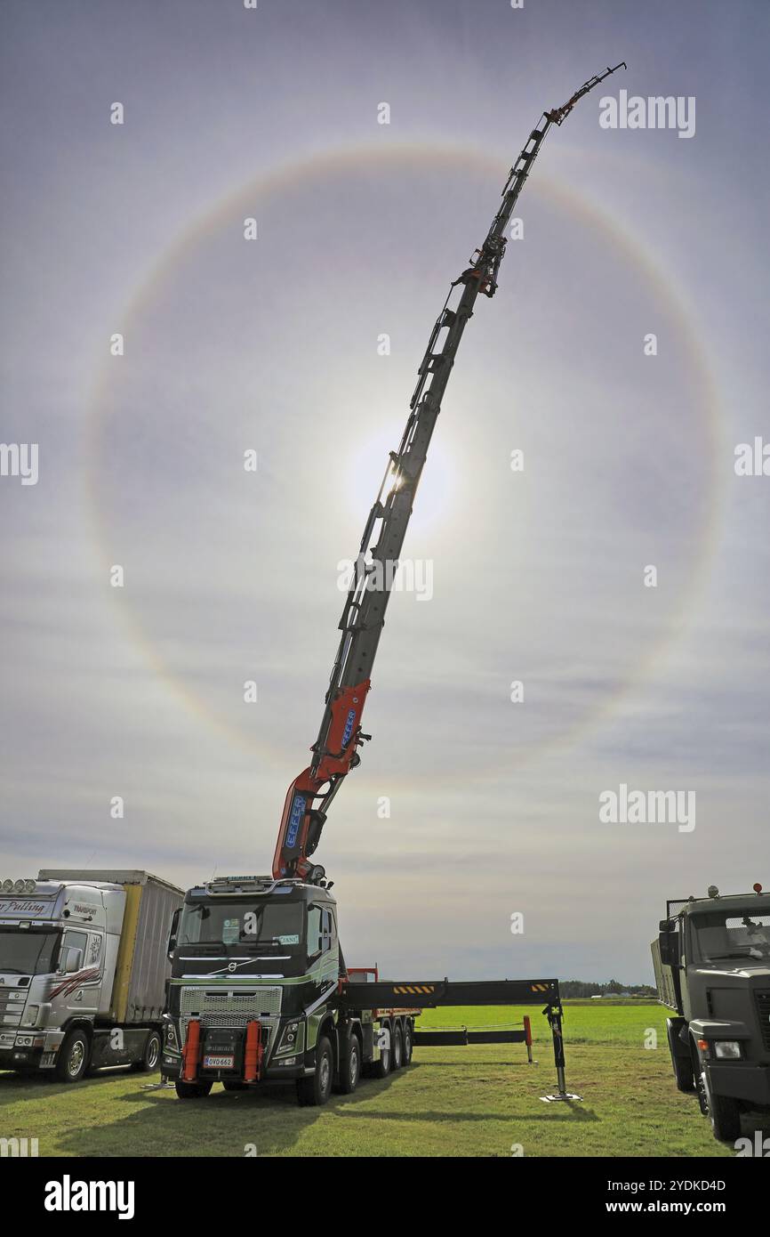 Volvo FH16 truck with Effer 2055 crane of Kuljetusliike Tauno Salminen ...