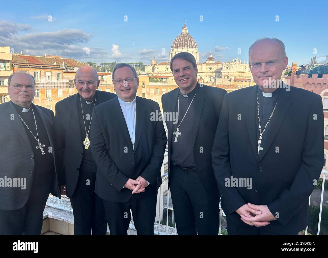 Vatikanstadt, Vatican. 27th Oct, 2024. The German bishops Bertram Meier ...