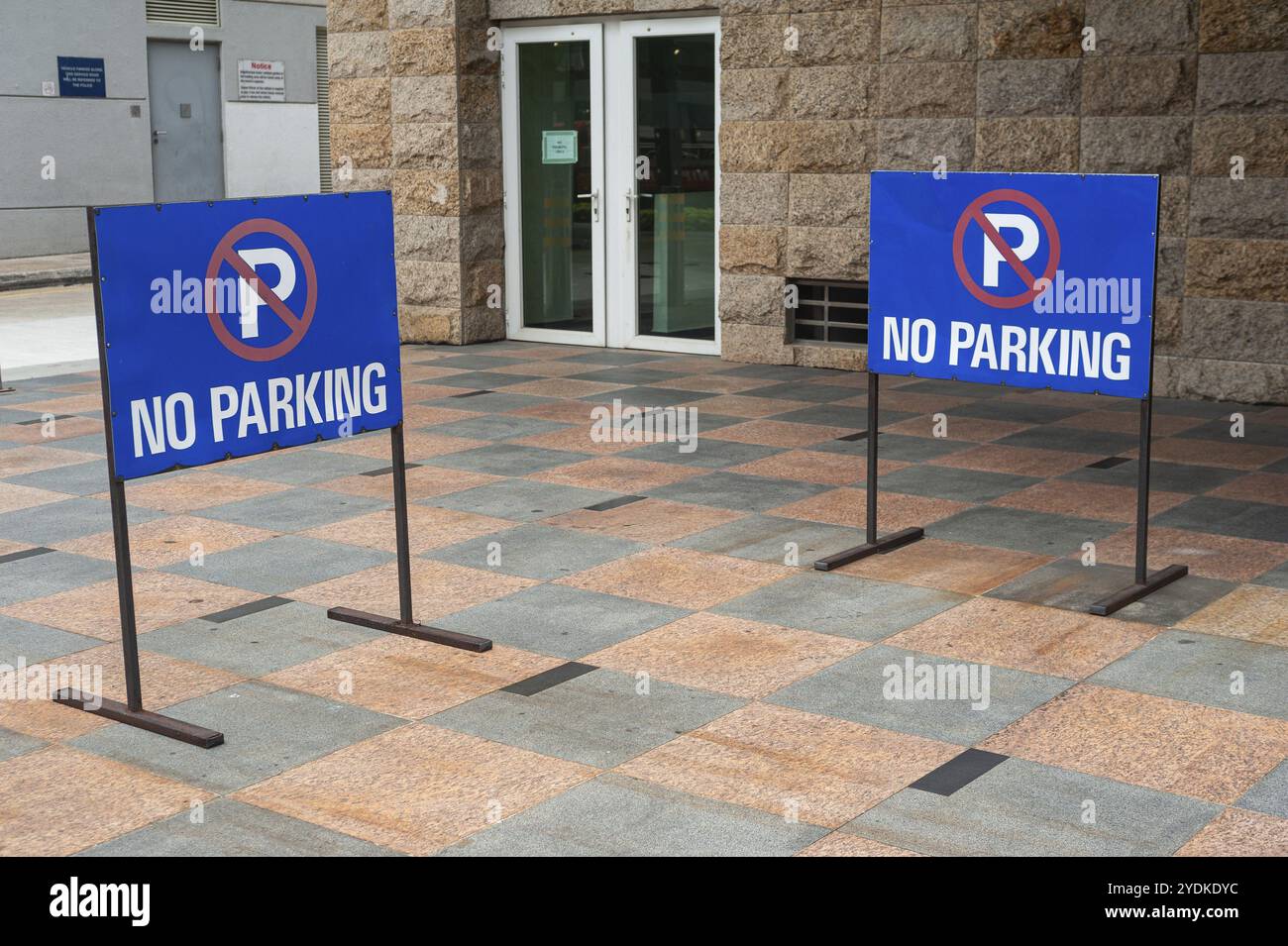 06.03.2020, Singapore, Republic of Singapore, Asia, Two signs indicate ...