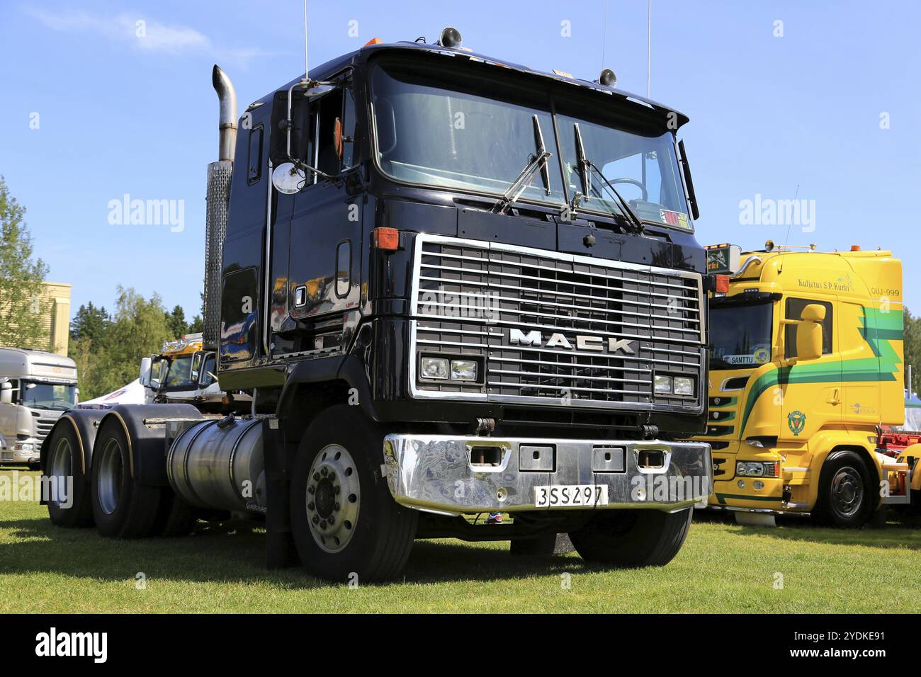 Vintage american mack truck hi-res stock photography and images - Alamy