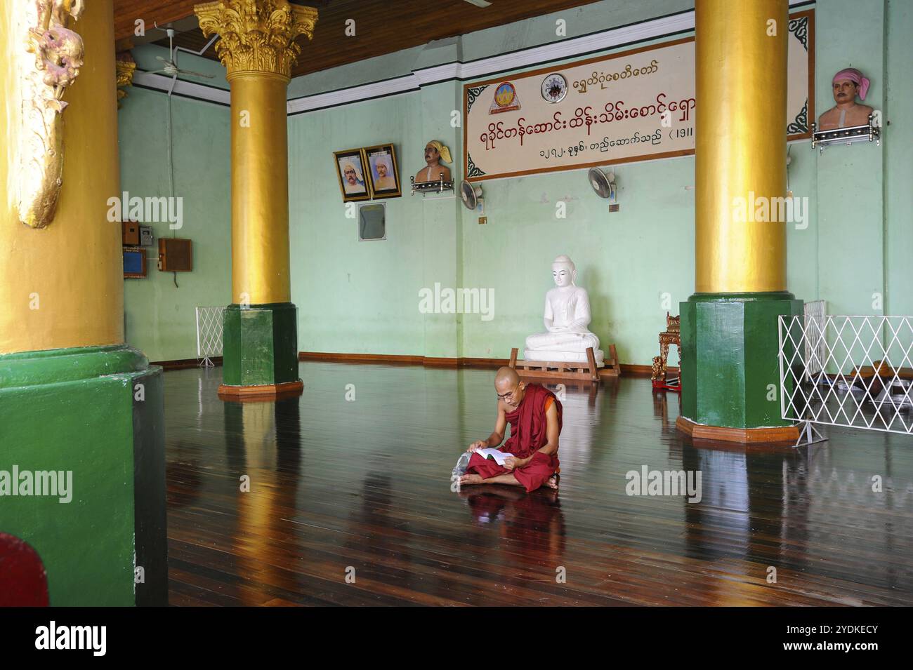 10.08.2013, Yangon, Myanmar, Asia, A Buddhist monk sits on the floor in ...
