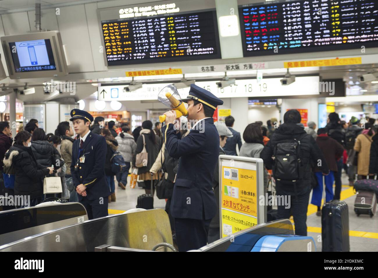 30.12.2017, Tokyo, Japan, Asia, Commuters and travellers stream through ...