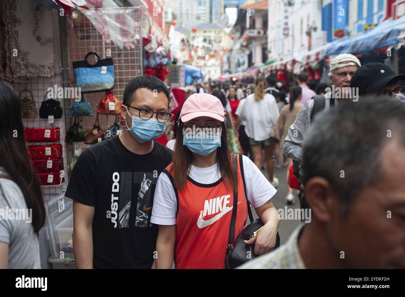 24.01.2020, Singapore, Republic of Singapore, Asia, Pedestrians wearing ...