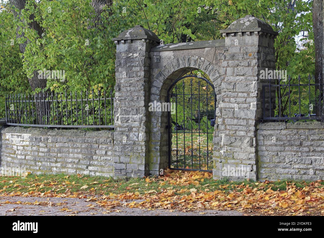 Stone walls iron gates hi-res stock photography and images - Alamy