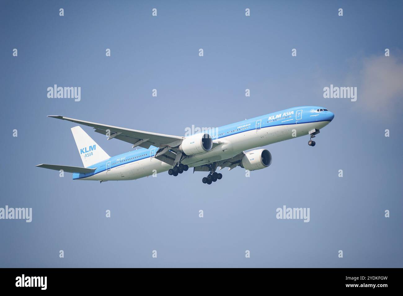 Klm boeing 777 300er hi-res stock photography and images - Alamy