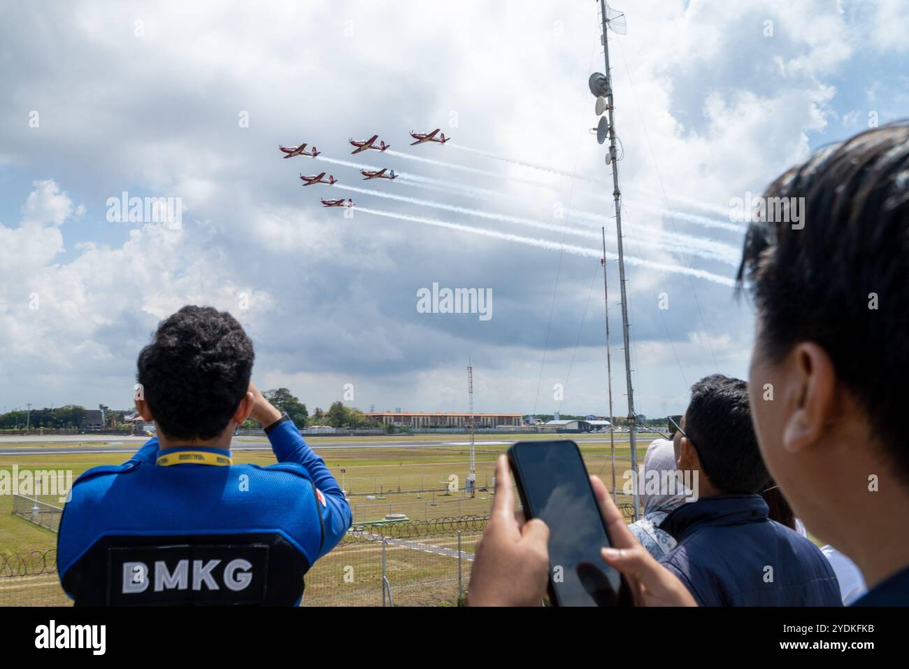 Acrobatic air show hi-res stock photography and images - Alamy