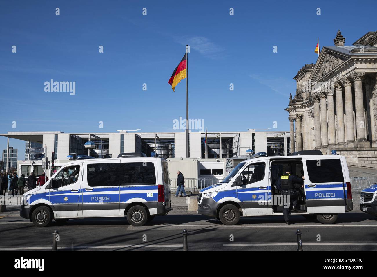 Berlin germany police officers symbols hi-res stock photography and ...