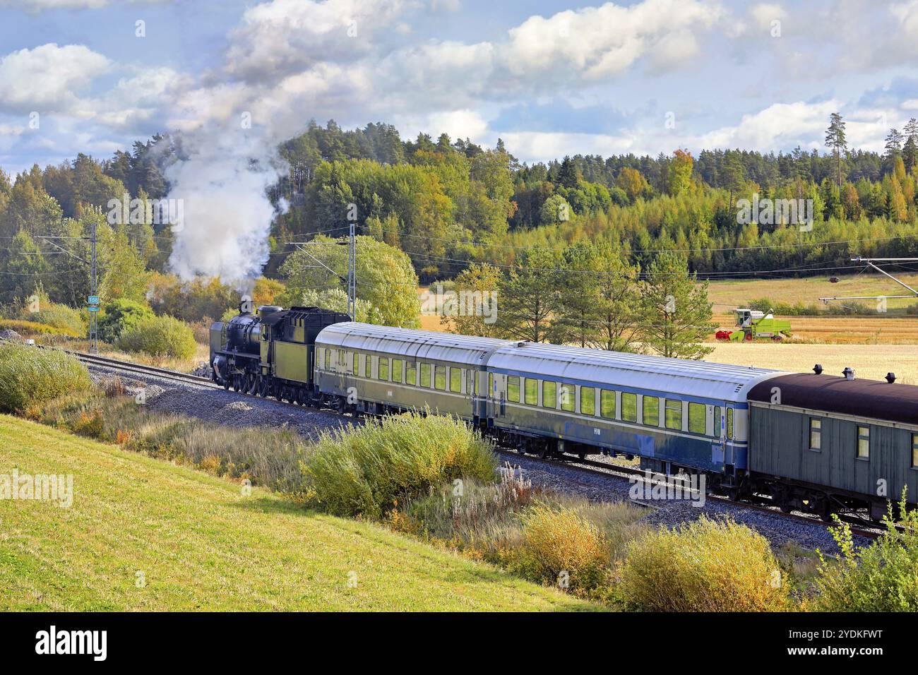 Hr1 class steam locomotive Ukko-Pekka 1009 pulling carriages through ...